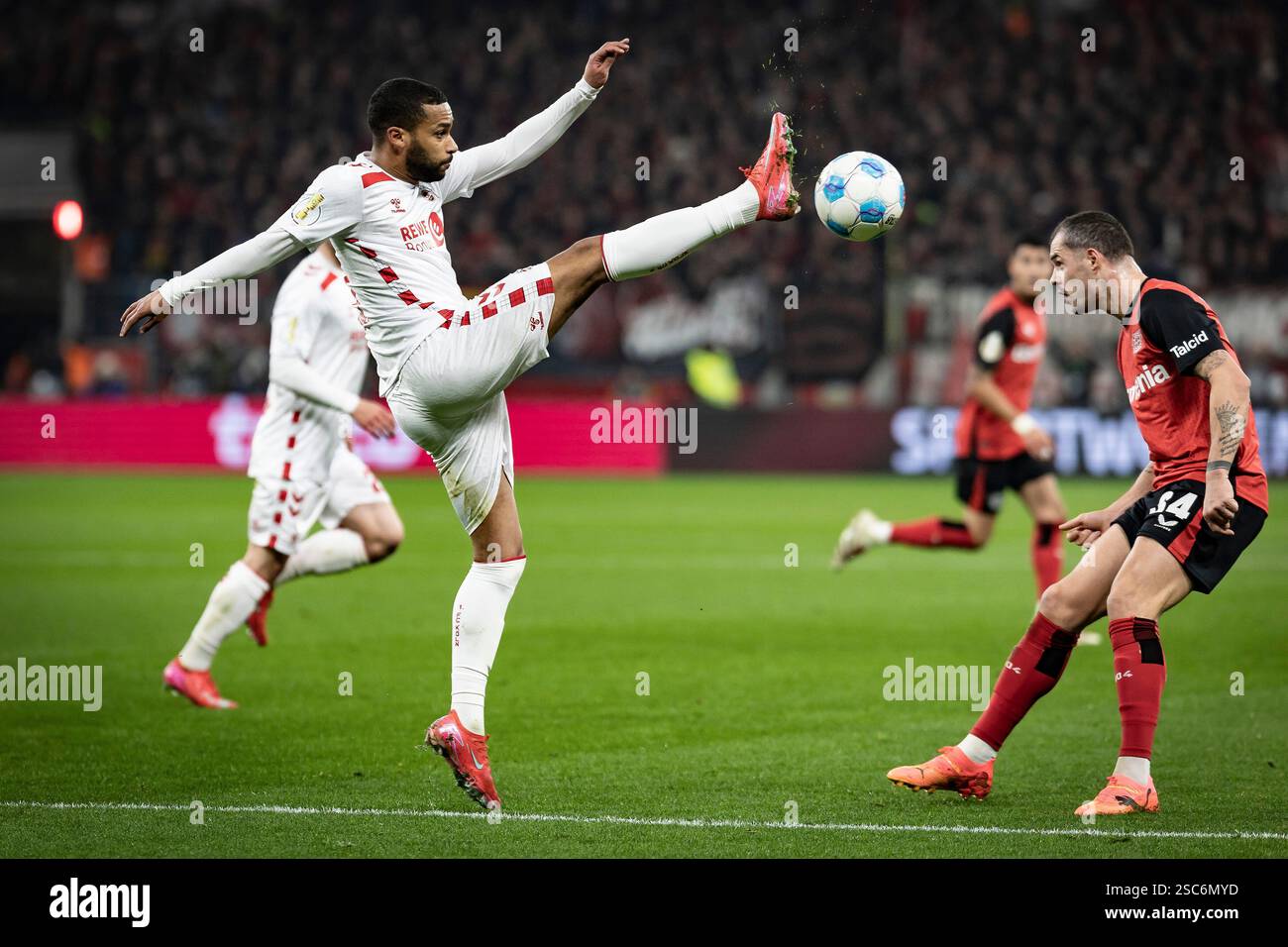 Leverkusen, Deutschland. 05th Feb, 2025. Linton Maina (1. FC K?ln, 37) kl?rt, Granit Xhaka ...