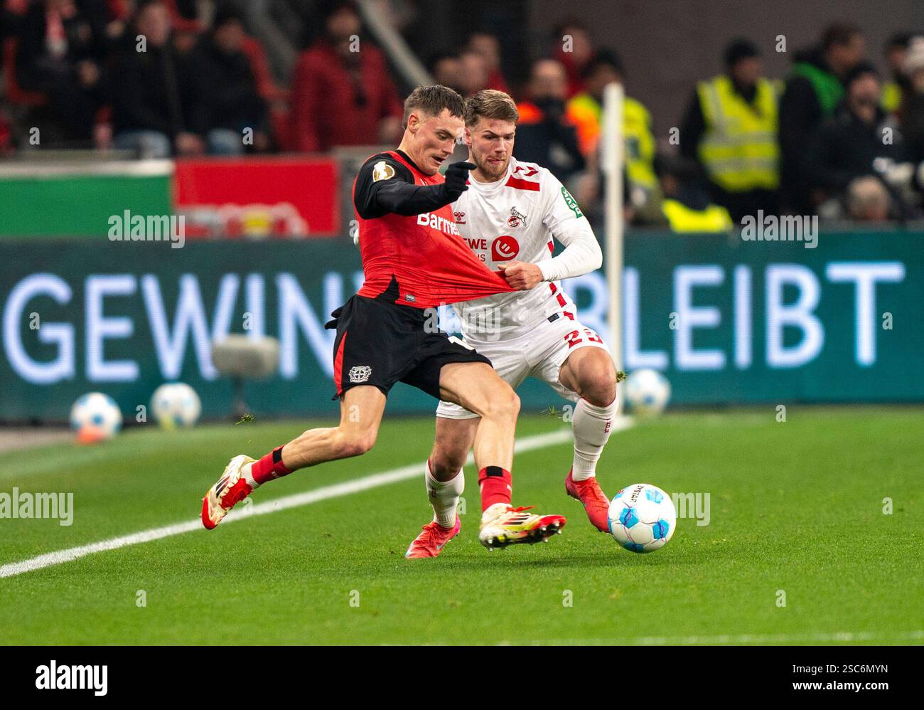 Leverkusen, Deutschland. 05th Feb, 2025. Zweikampf zwischen Florian Wirtz (Bayer 04 Leverkusen ...