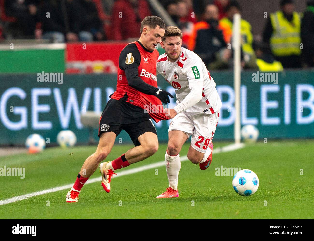 Leverkusen, Deutschland. 05th Feb, 2025. Zweikampf zwischen Florian Wirtz (Bayer 04 Leverkusen ...