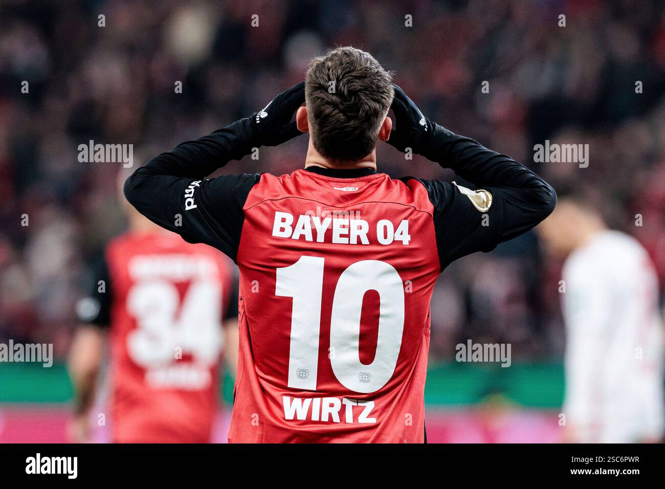 Leverkusen, Deutschland. 05th Feb, 2025. Florian Wirtz (Bayer 04 Leverkusen, 10) schl?gt ...