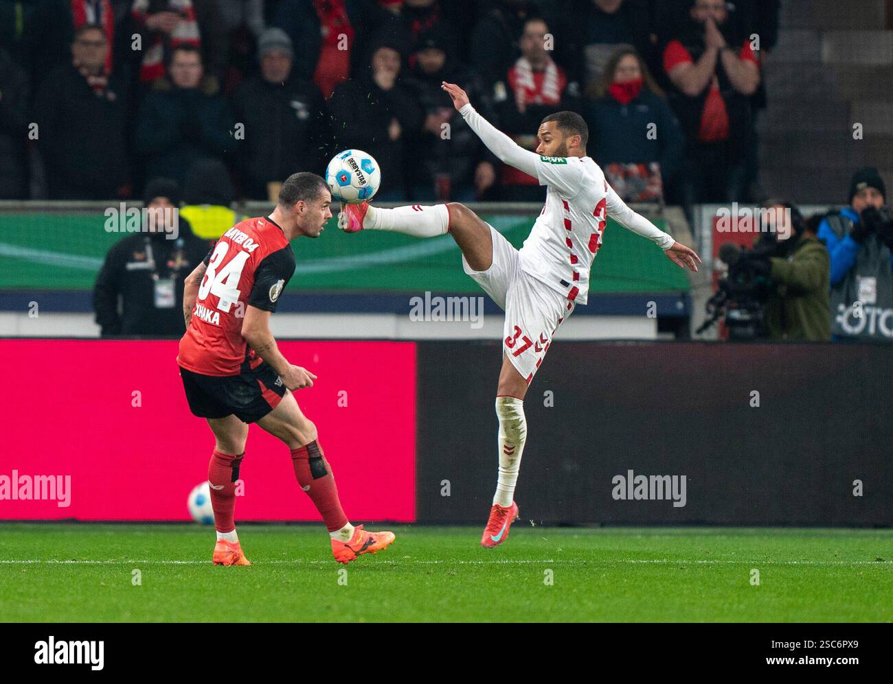 Leverkusen, Deutschland. 05th Feb, 2025. Linton Maina (1. FC Koeln, #37) klärt den Ball, Granit ...