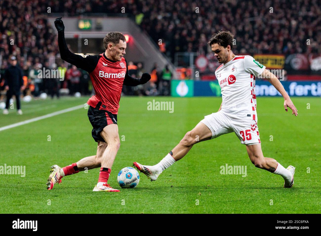 Leverkusen, Deutschland. 05th Feb, 2025. Zweikampf Florian Wirtz (Bayer 04 Leverkusen, 10), Max ...