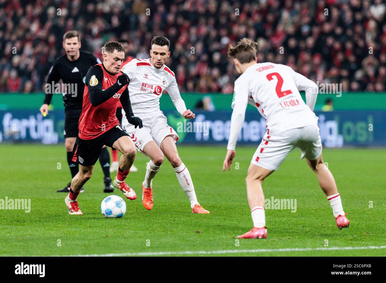 Leverkusen, Deutschland. 05th Feb, 2025. Zweikampf Florian Wirtz (Bayer 04 Leverkusen, 10 ...