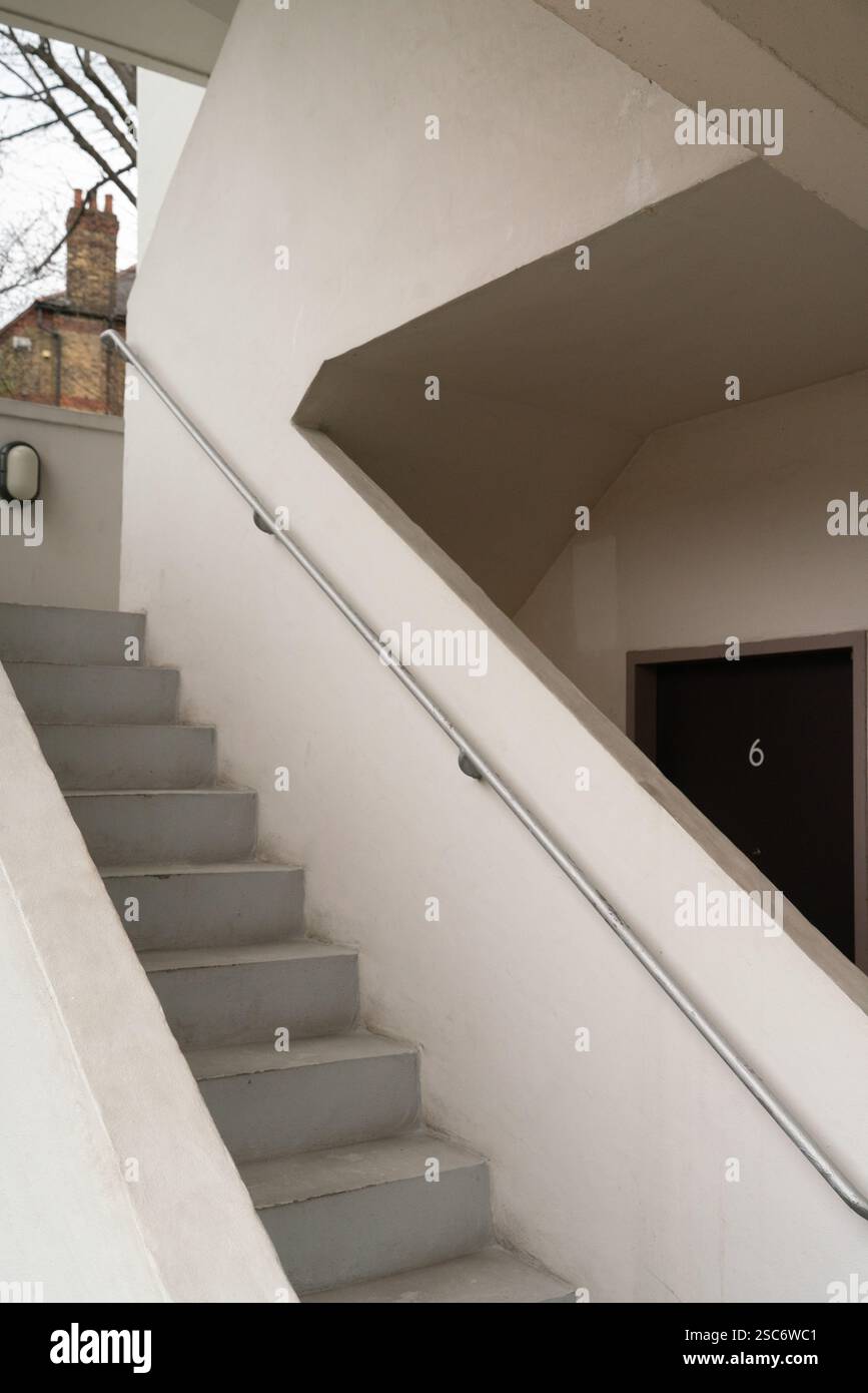 Apartment building exterior steps hi-res stock photography and images ...