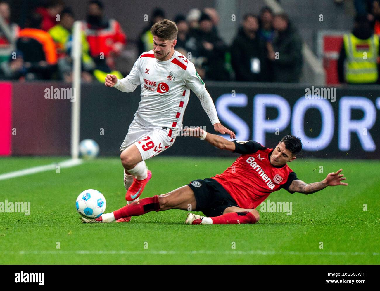 Leverkusen, Deutschland. 05th Feb, 2025. Exequiel Palacios (Bayer 04 Leverkusen, #25) klärt den ...