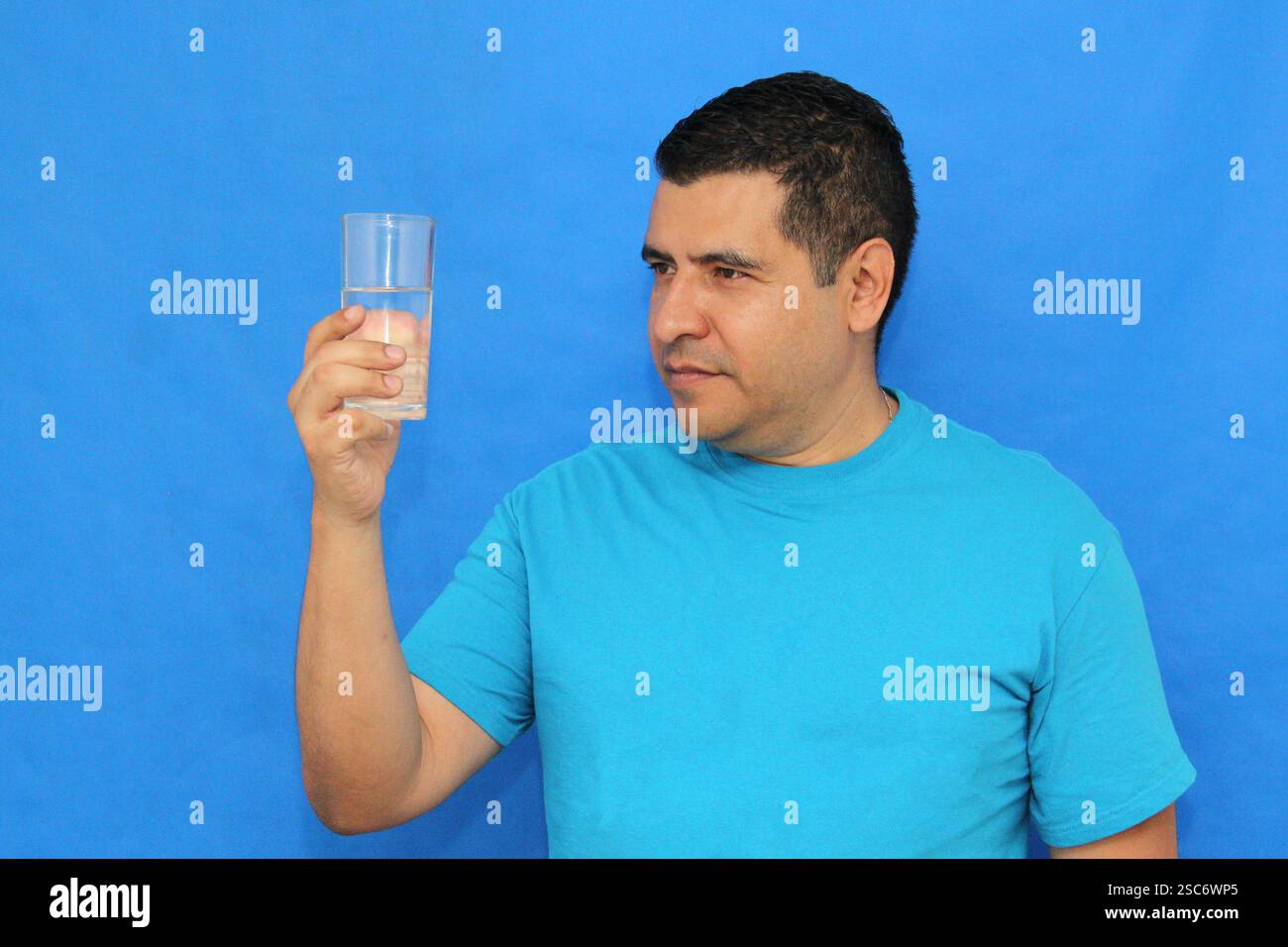 40-year-old dark-skinned Latin man recommends drinking water to stay ...