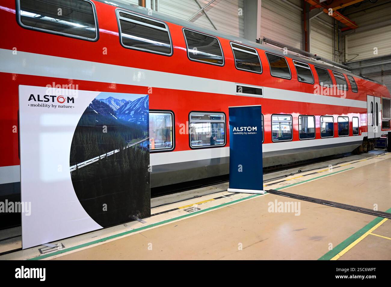 Montagehalle für Doppelstockzüge am Alstom-Standort in Görlitz. Der ...