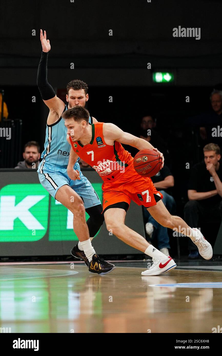 Gregor Glas (Cedevita Olimpija Ljubljana, #07) im Dribbling gegen Brae ...