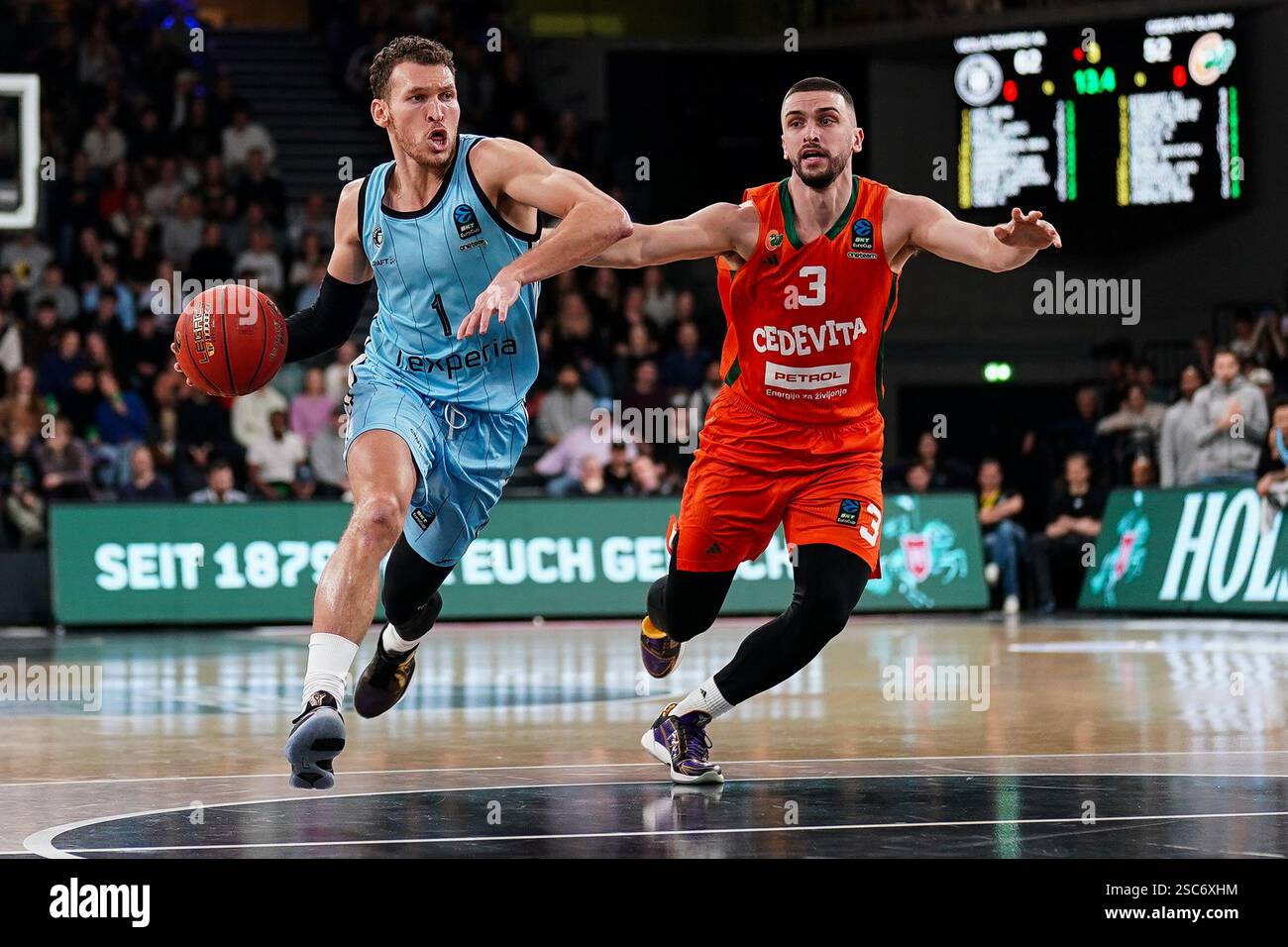 Brae Ivey (Veolia Towers Hamburg, #01) im Dribbling gegen Rok Radovic (Cedevita Olimpija ...