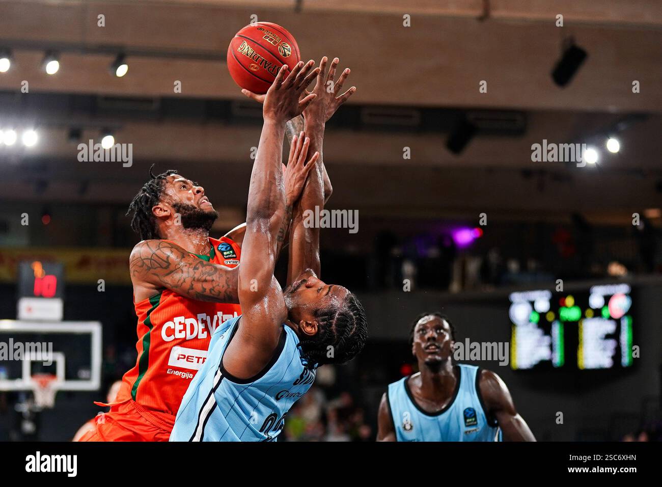 Dj Stewart (Cedevita Olimpija Ljubljana, #00) im Zweikampf, Kampf um ...