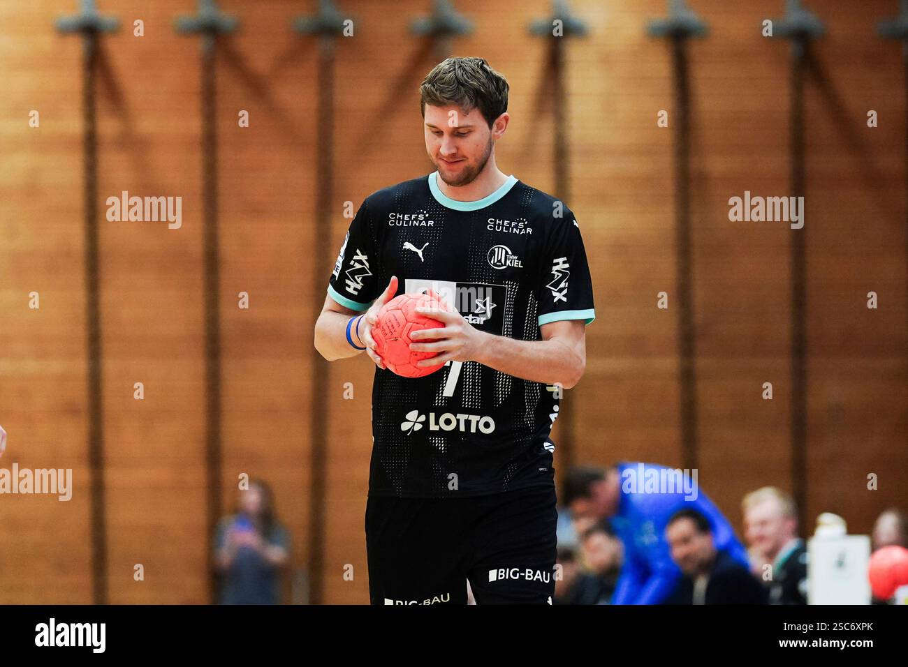 Oldenburg I. H., Deutschland. 05th Feb, 2025. Magnus Landin (THW Kiel ...