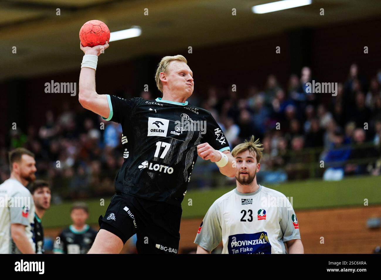 Oldenburg I. H., Deutschland. 05th Feb, 2025. Patrick Wiencek (THW Kiel, #17) GER, HSG Wagrien ...