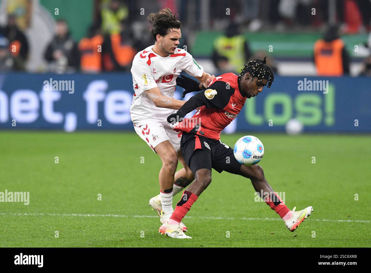 Leverkusen, Deutschland. 05th Feb, 2025. Jeremie Frimpong ( Bayer 04 Leverkusen ) im Zweikampf ...