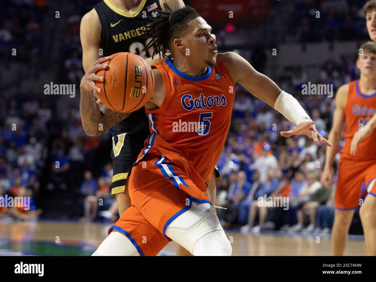 Florida guard Will Richard (5) drives during the second half of an NCAA ...