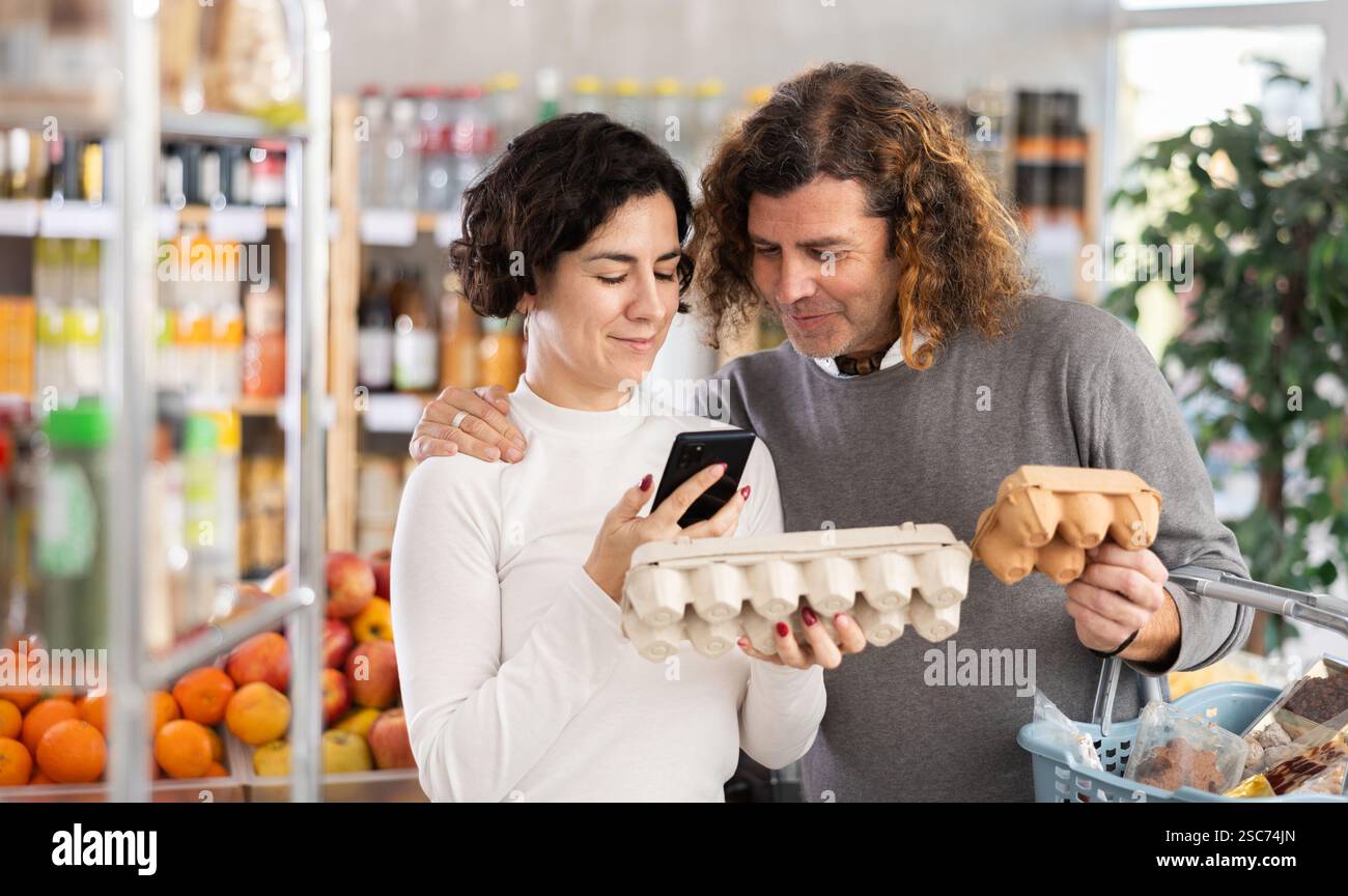 Spouses get acquainted with food, scan QR code, take reading eggs label ...