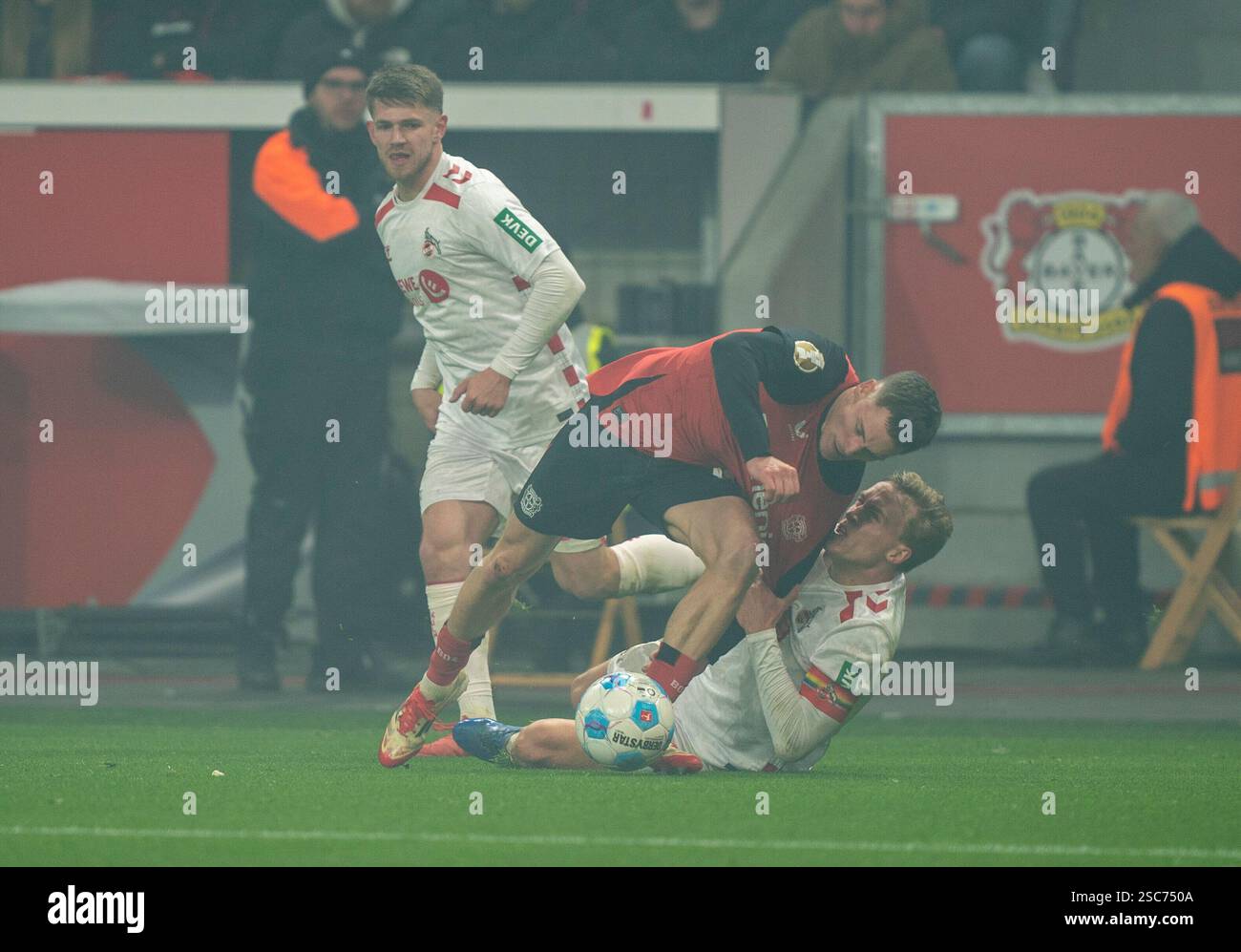 Leverkusen, Deutschland. 05th Feb, 2025. Timo Hübers (1. FC Koeln, #4) zieht Florian Wirtz ...