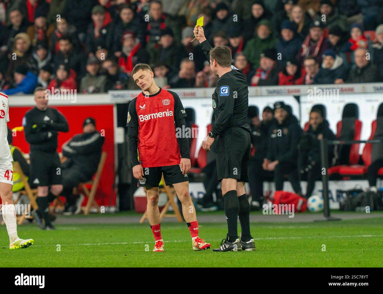 Leverkusen, Deutschland. 05th Feb, 2025. Gelbe Karte für Florian Wirtz (Bayer 04 Leverkusen, #10 ...