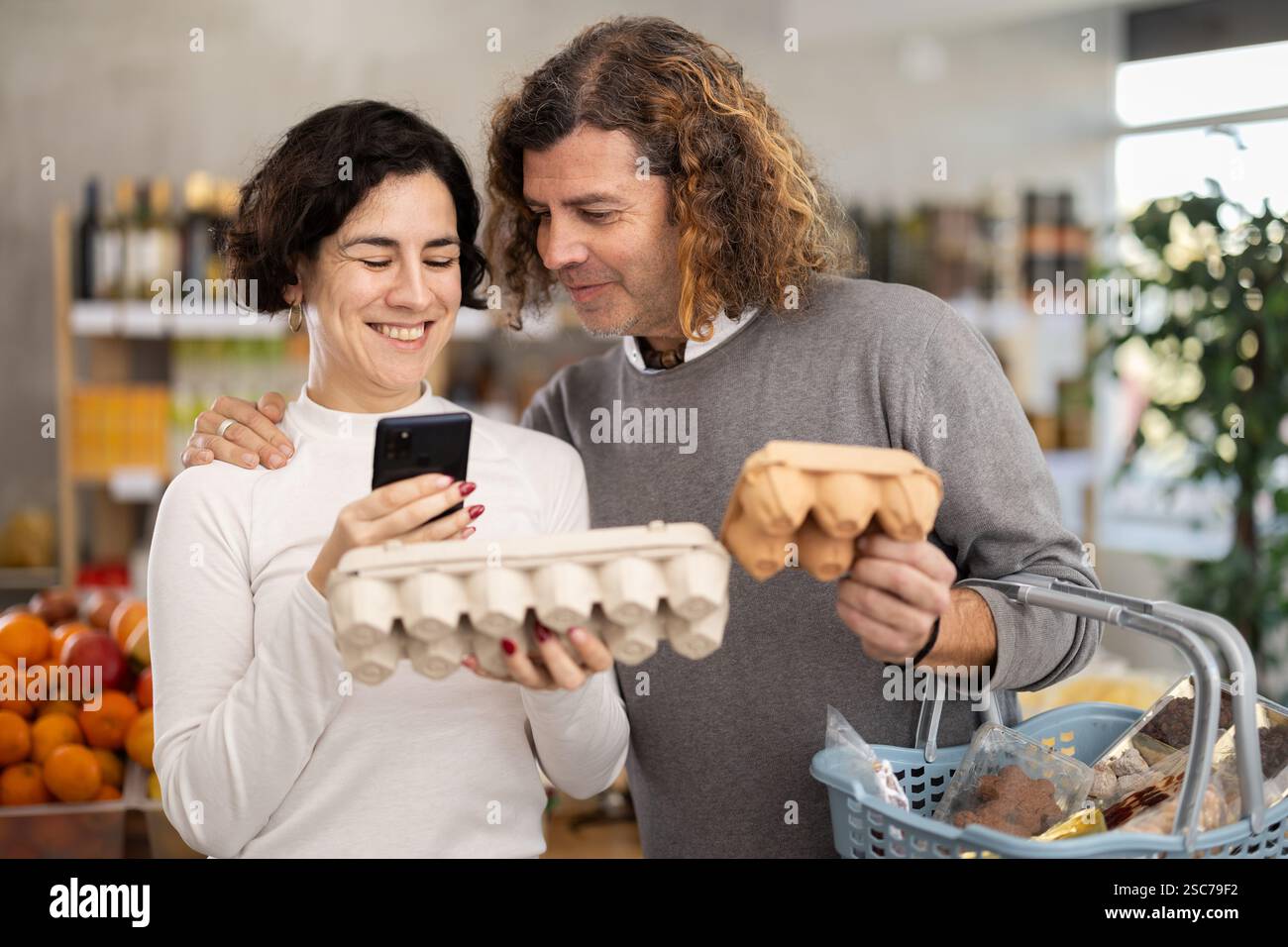 Spouses get acquainted with food, scan QR code, take reading eggs label ...