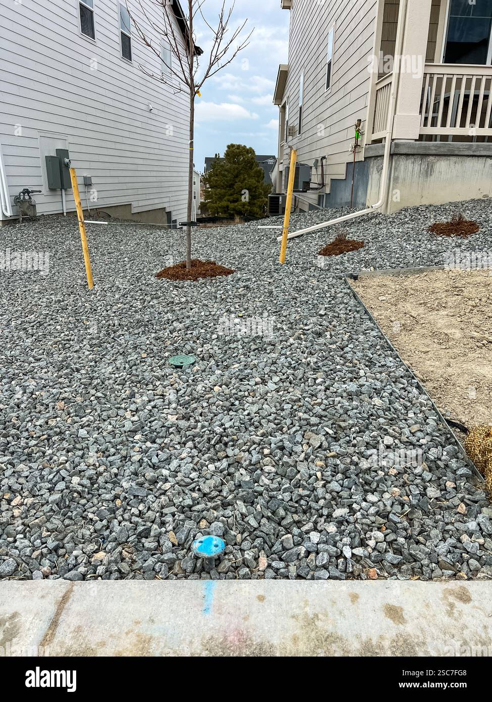Newly landscaped side yard with gravel ground Stock Photo - Alamy