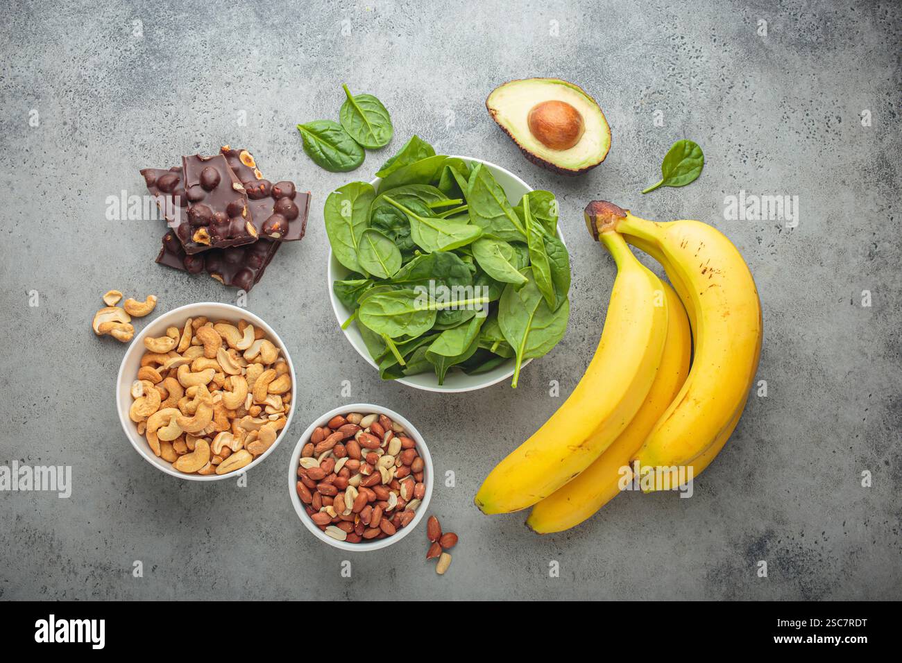 Foods rich in magnesium: spinach, bananas, nuts, avocado, dark ...