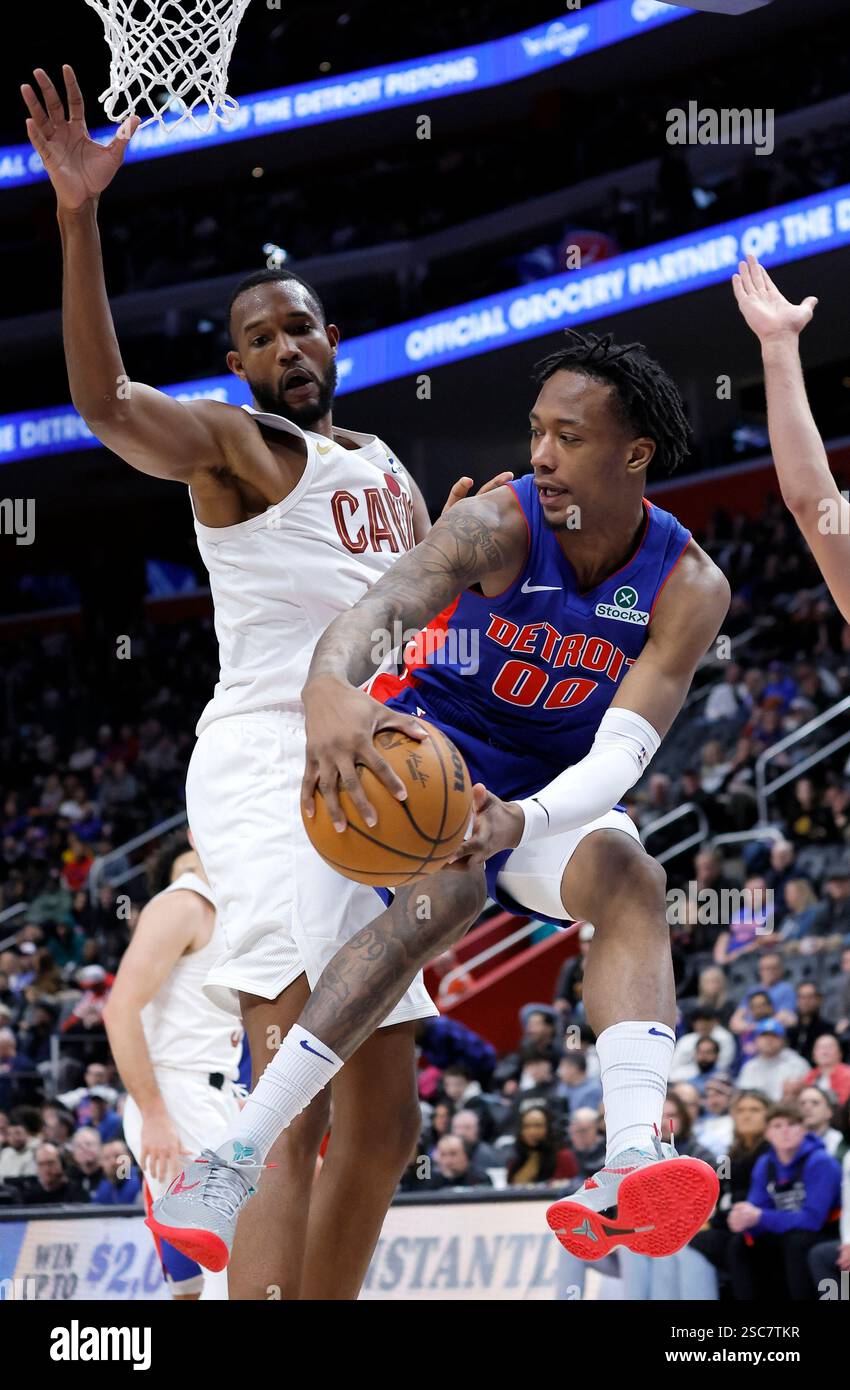 Detroit Pistons forward Ronald Holland II (00) passes the ball against ...