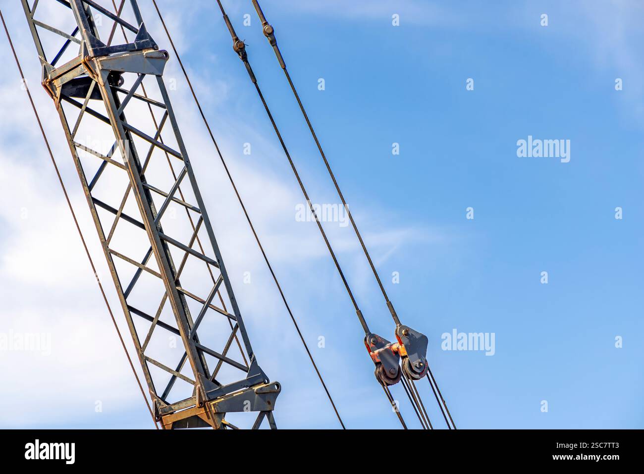 Large crane lifts hi-res stock photography and images - Alamy