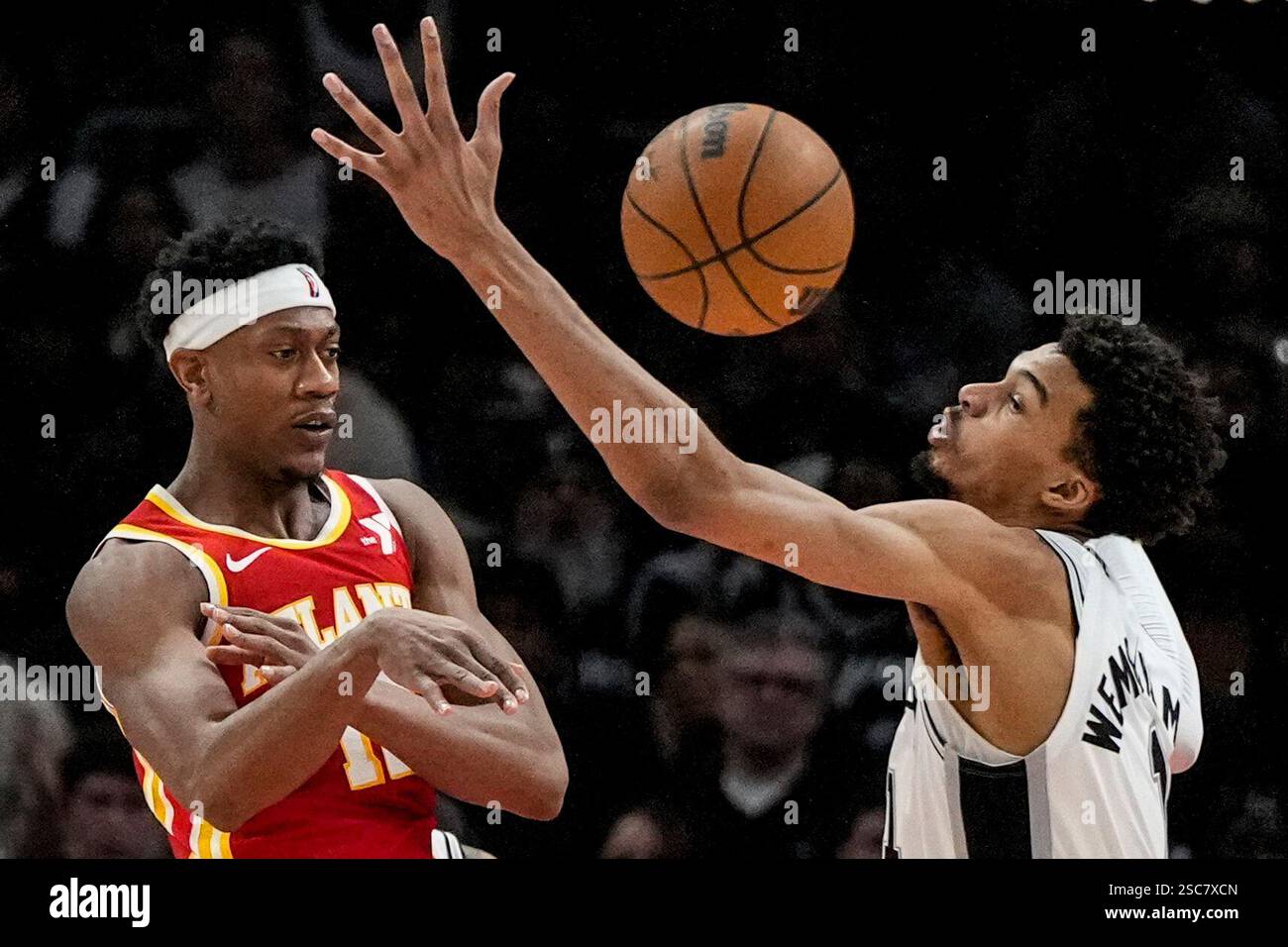 Atlanta Hawks forward De'Andre Hunter (12) passes against San Antonio ...