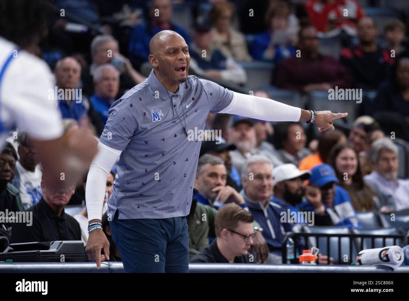Memphis head coach Penny Hardaway instructs his team during the first ...