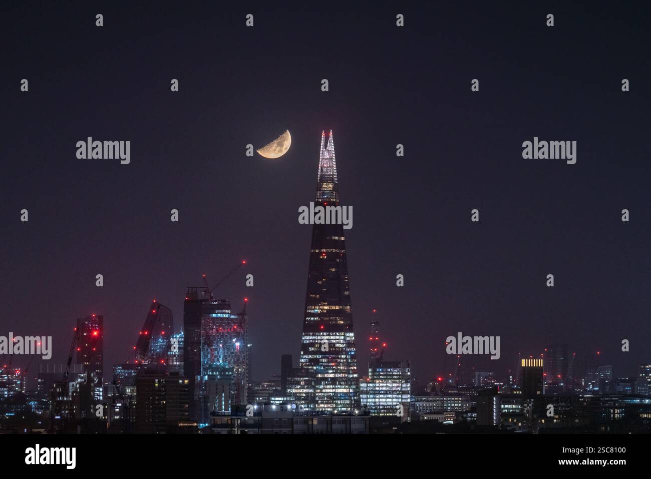 London, UK. 6th February 2025. UK Weather: Moonset sees a bright Waxing ...