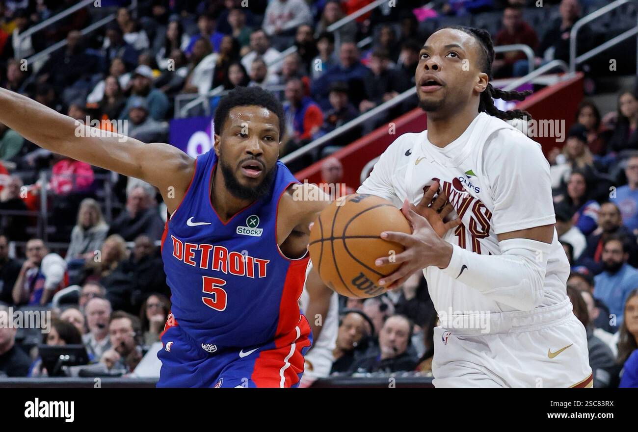 Cleveland Cavaliers guard Darius Garland, right, drives to the basket ...