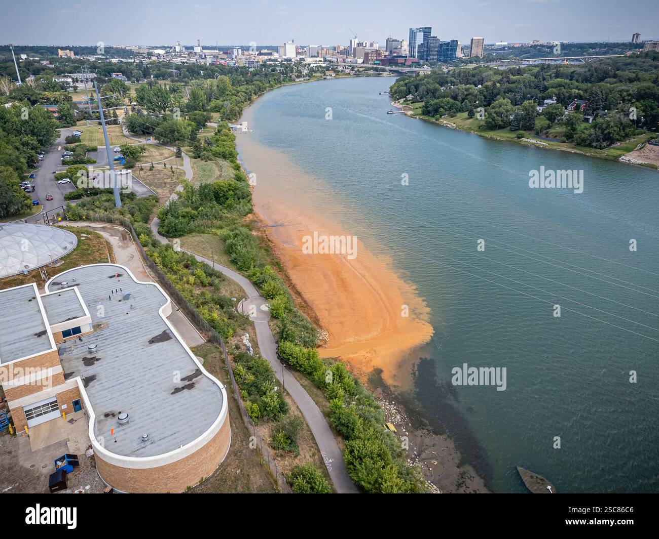 River running near city aerial hi-res stock photography and images - Alamy