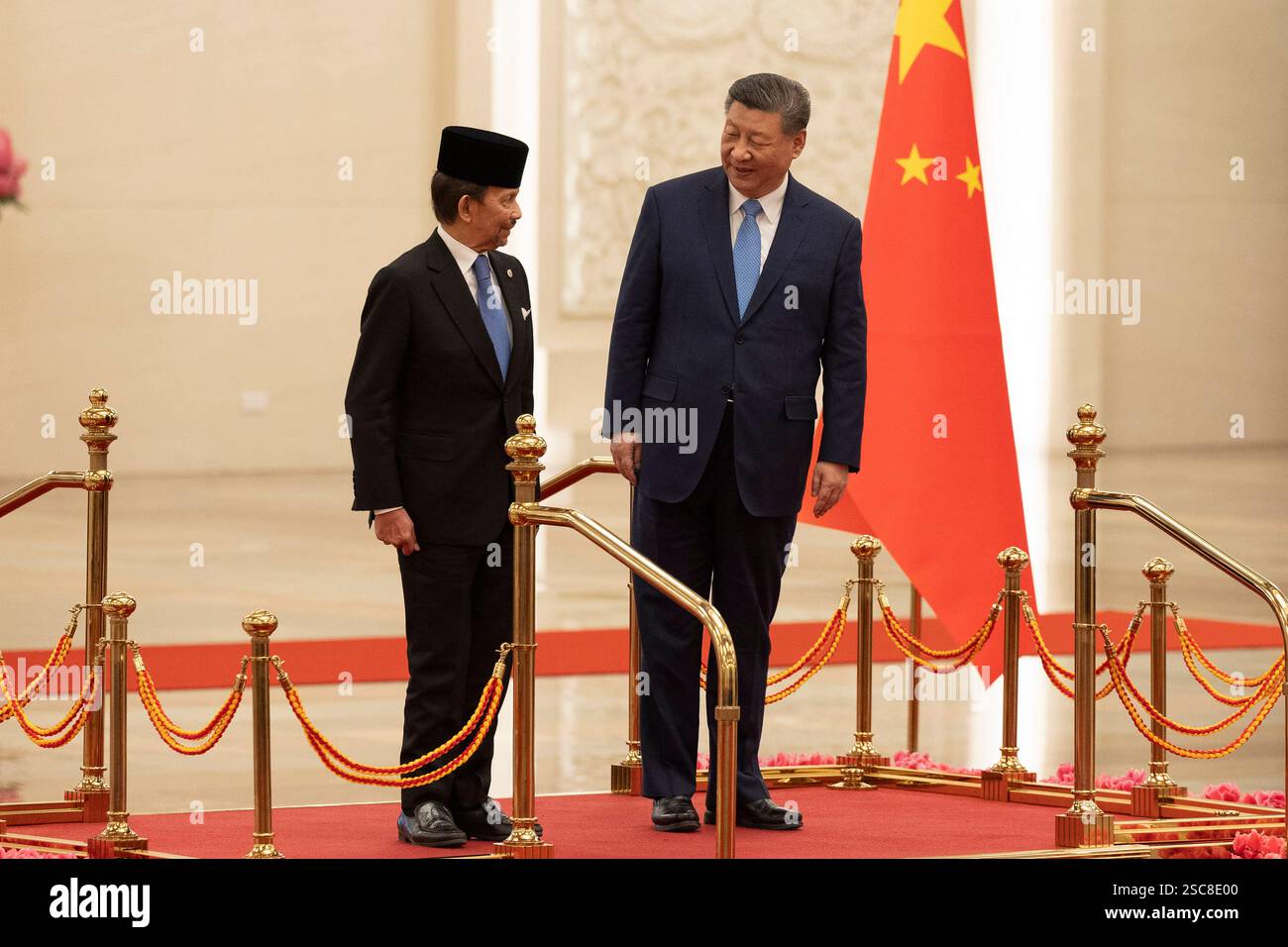Chinese President Xi Jinping, right, and Brunei's Sultan Hassanal ...