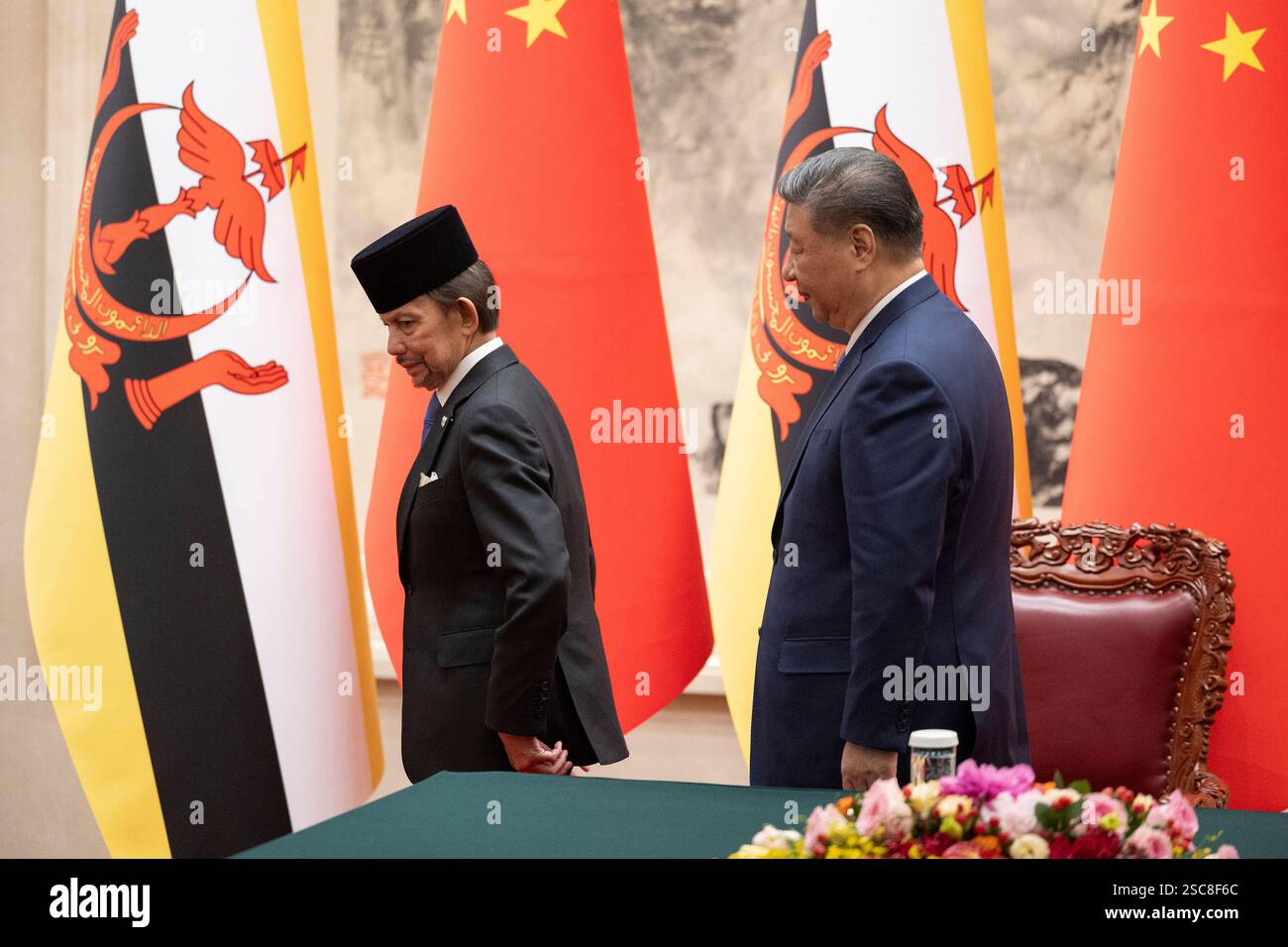 Chinese President Xi Jinping, right, and Brunei's Sultan Hassanal ...