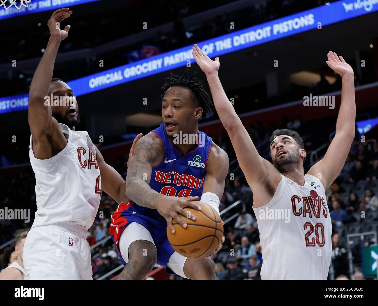 Detroit Pistons forward Ronald Holland II, center, passes the ball ...