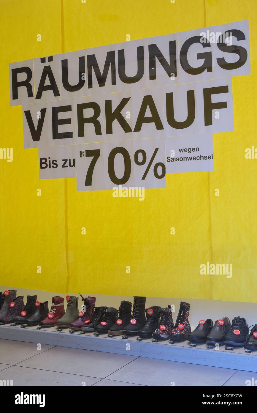 Räumungsverkauf mit bis 70 % Rabatt in einem Schuhladen wegen ...