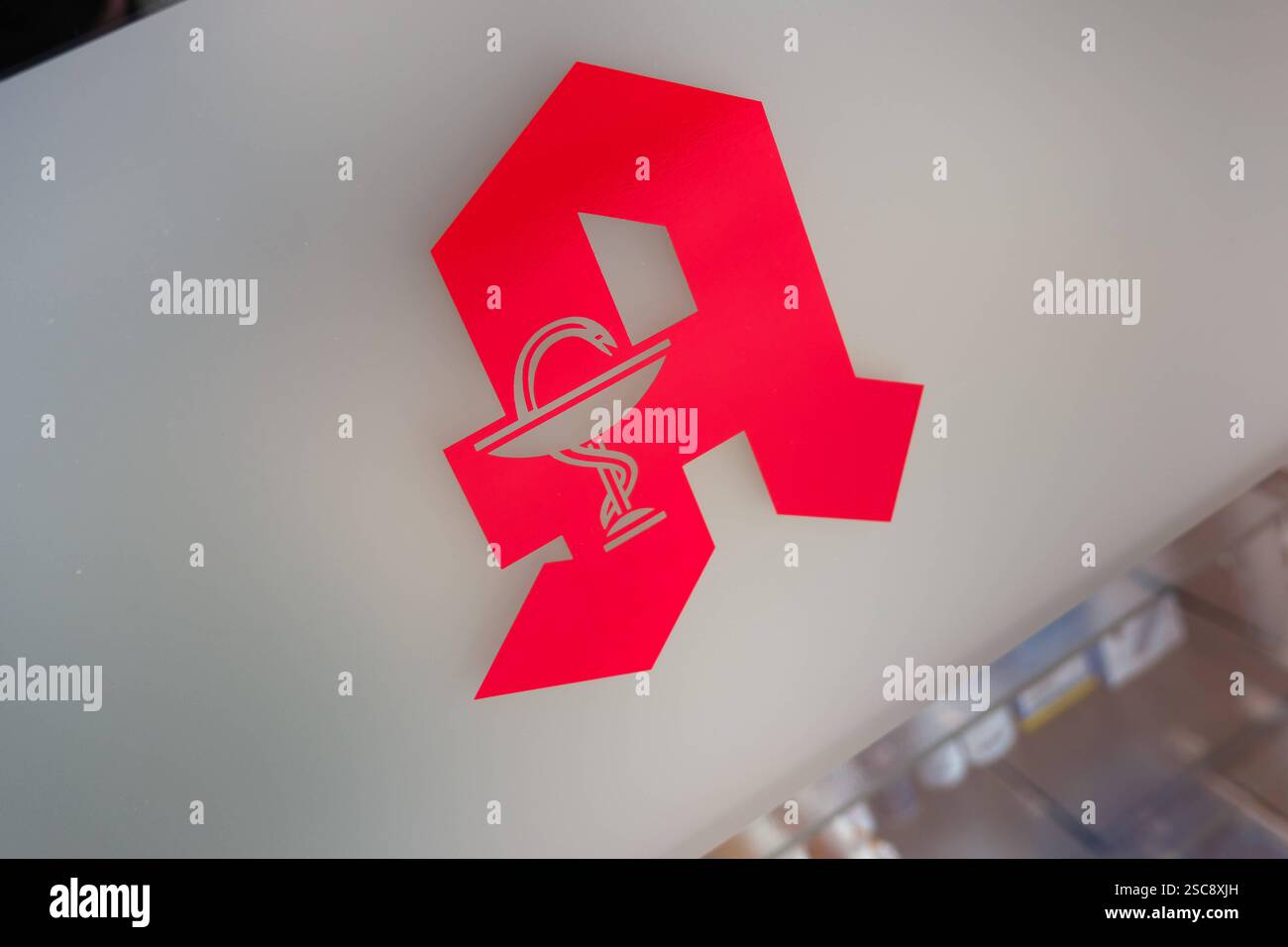 Apothekensymbol an einer Apotheke in Köln *** Pharmacy symbol and green ...