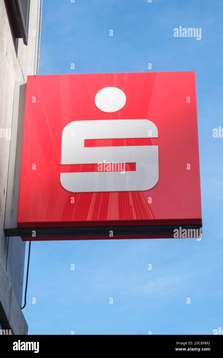 Logo der Sparkasse an einer Kölner Filiale am Ebertplatz *** Sparkasse ...