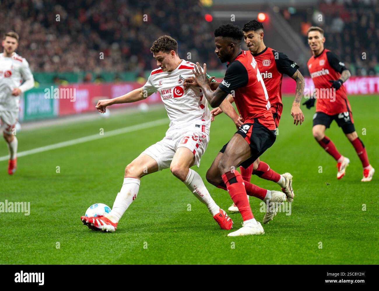 Leverkusen, Deutschland. 05th Feb, 2025. Eric Martel (1. FC Koeln, #6) im Zweikampf mit Edmond ...
