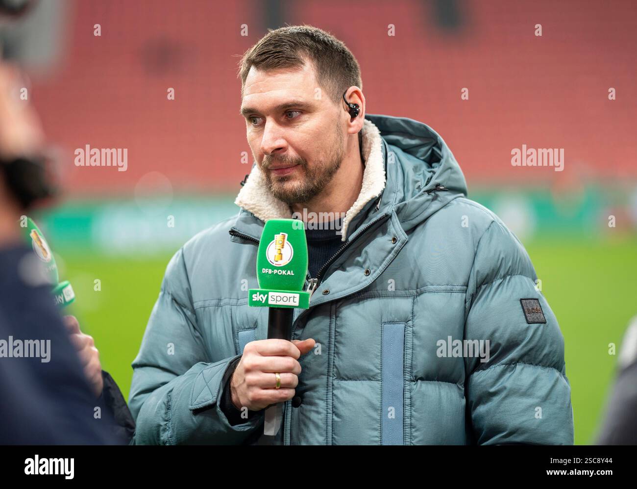 Leverkusen, Deutschland. 05th Feb, 2025. Patrick Helmes ( TV Experte ) vor Spielbeginn im ...