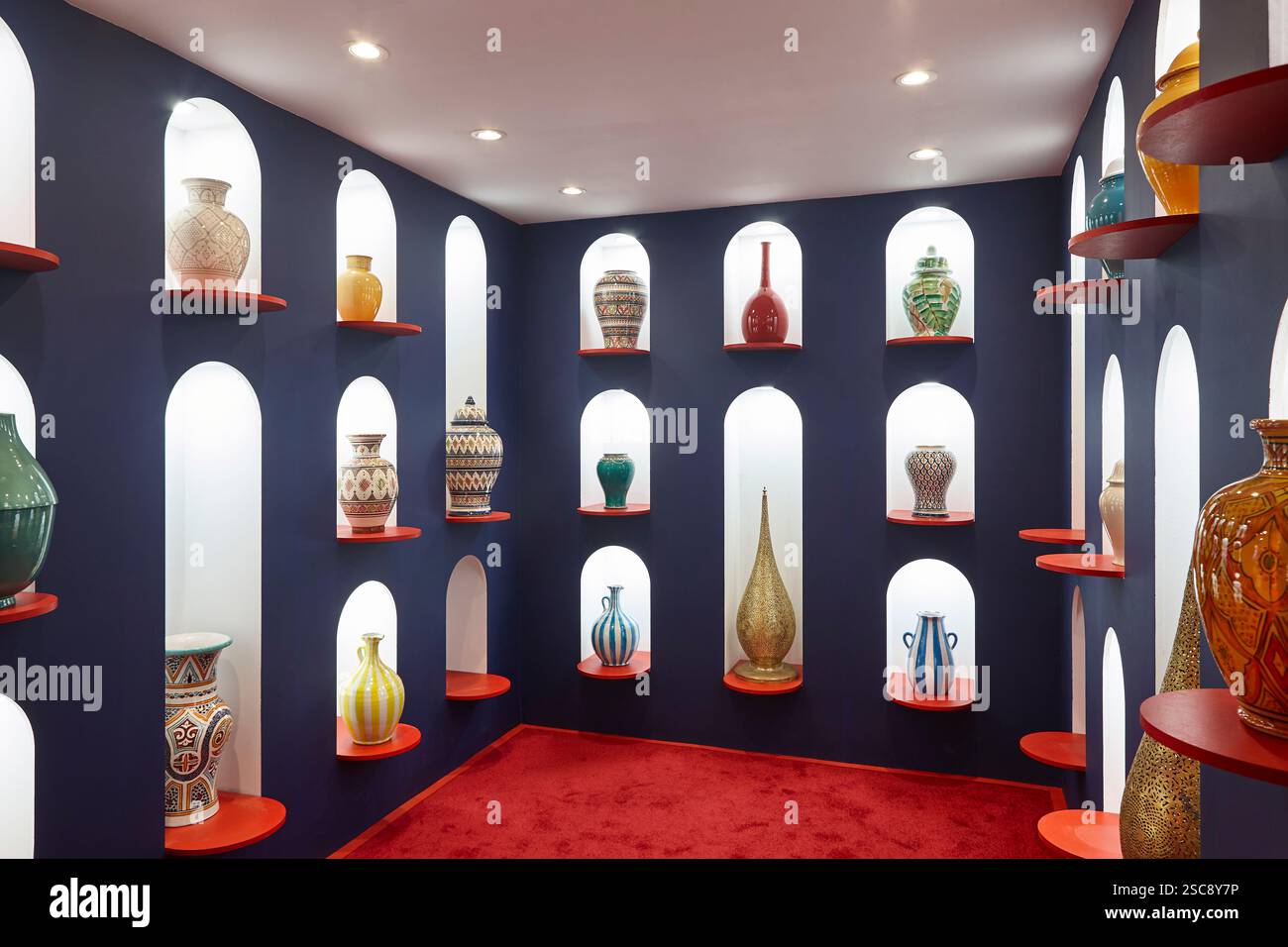 Traditional moroccan pottery. Authentic craftmanship arabic ceramic ...