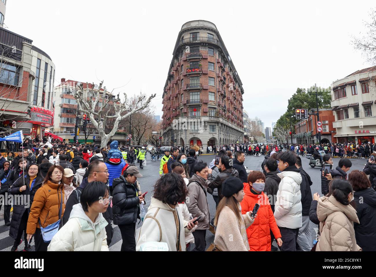 **CHINESE MAINLAND, HONG KONG, MACAU AND TAIWAN OUT** Tourists flock to ...