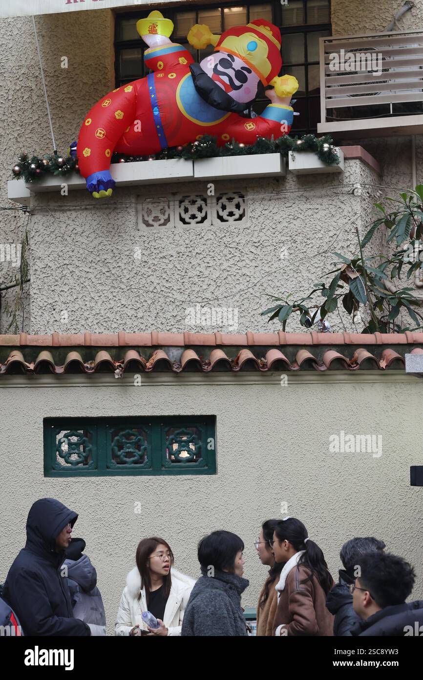 **CHINESE MAINLAND, HONG KONG, MACAU AND TAIWAN OUT** Tourists flock to ...