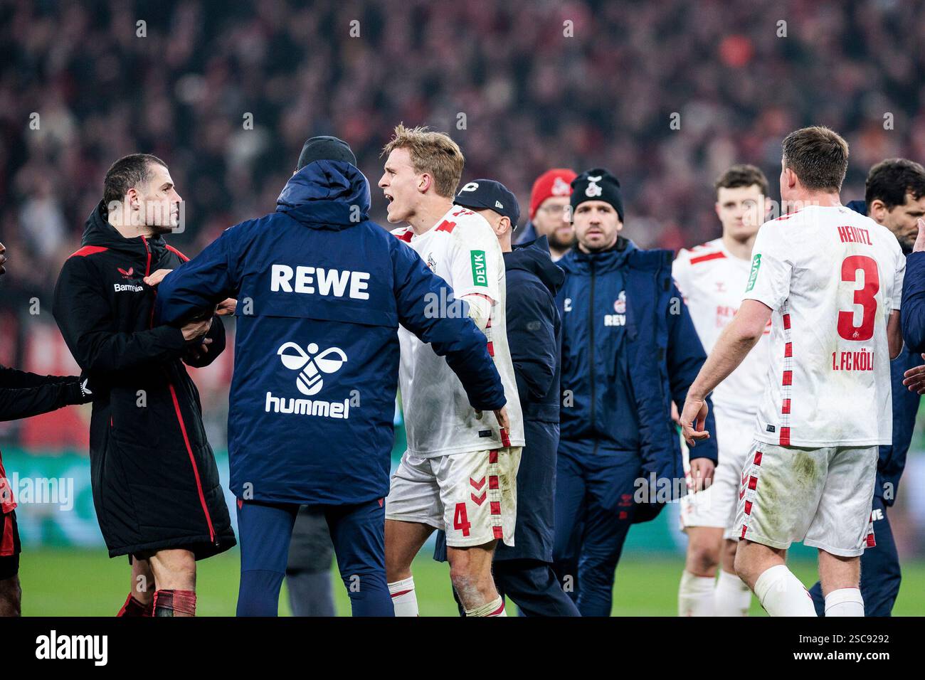 Rudelbildung nach Abpfiff Granit Xhaka (Bayer 04 Leverkusen, 34), Timo H?bers (1. FC K?ln, 4 ...