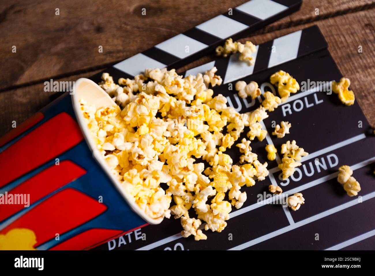 popcorn box with clapper board Stock Photo - Alamy