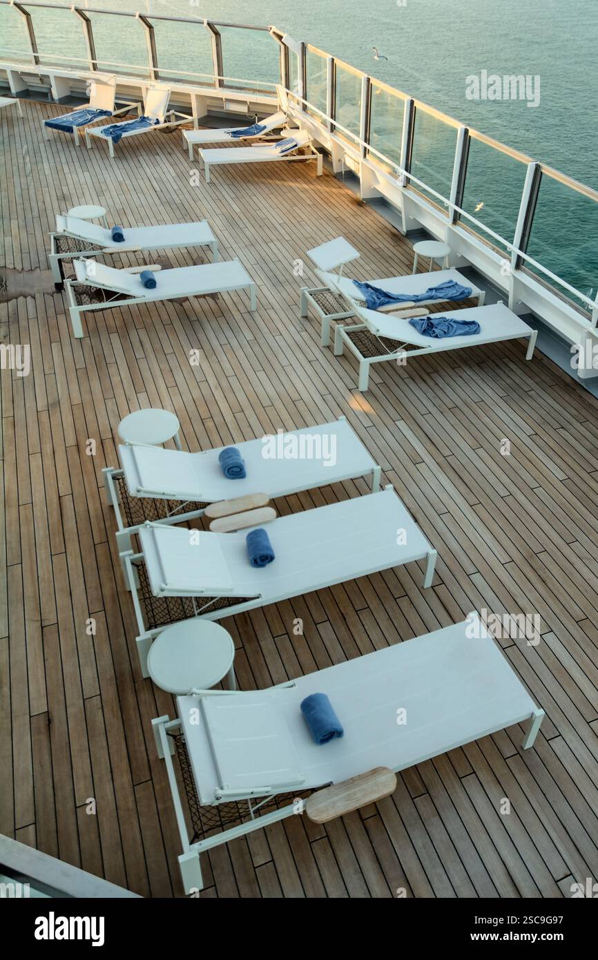 Outdoor lounge area sunbeds hi-res stock photography and images - Alamy