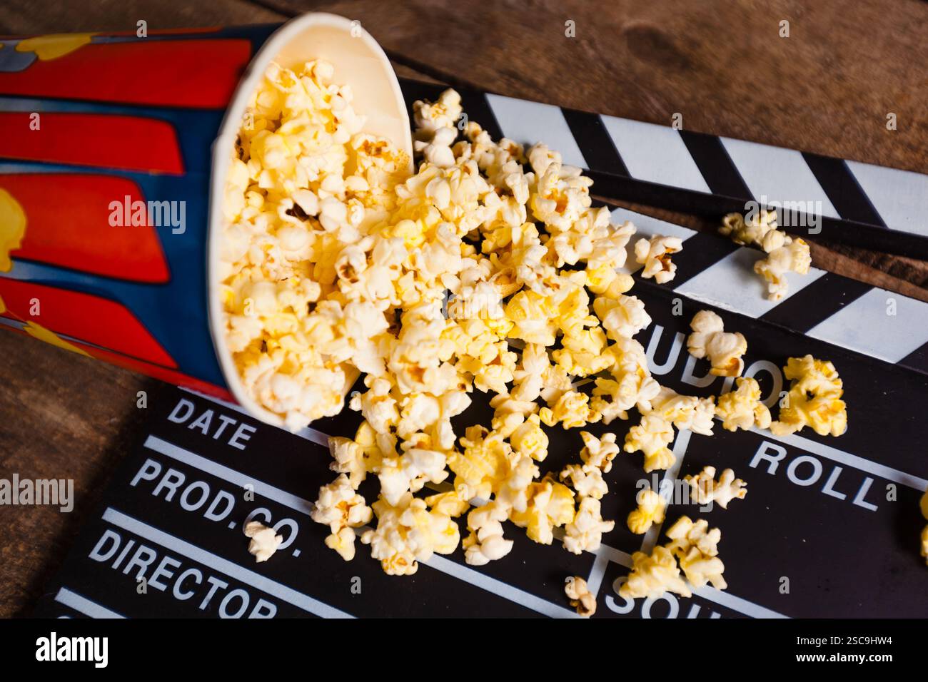 popcorn box with clapper board Stock Photo - Alamy