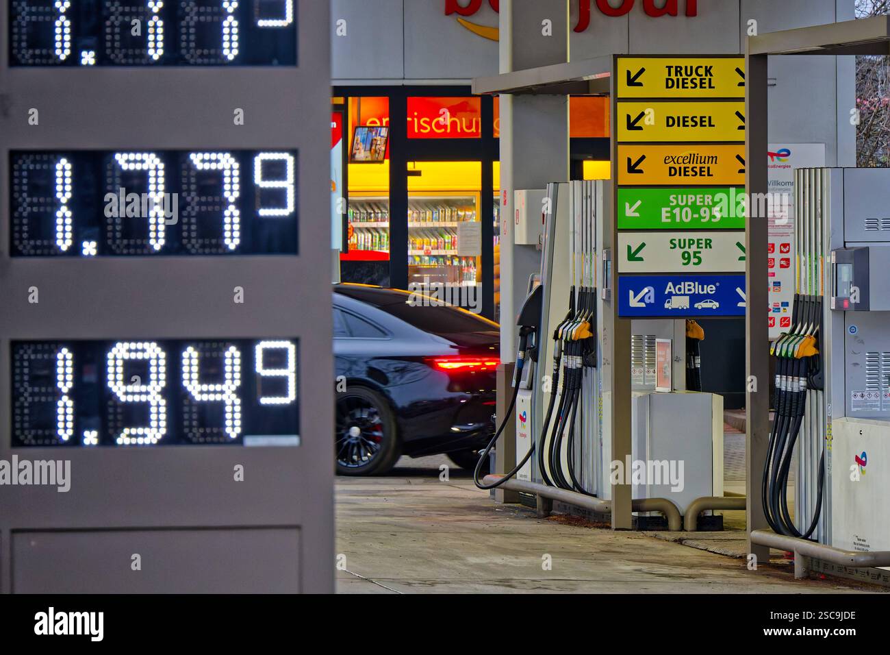 Hoffentlich ist gerade ein günstiger Augenblick um zu Tanken. Mit dem ...