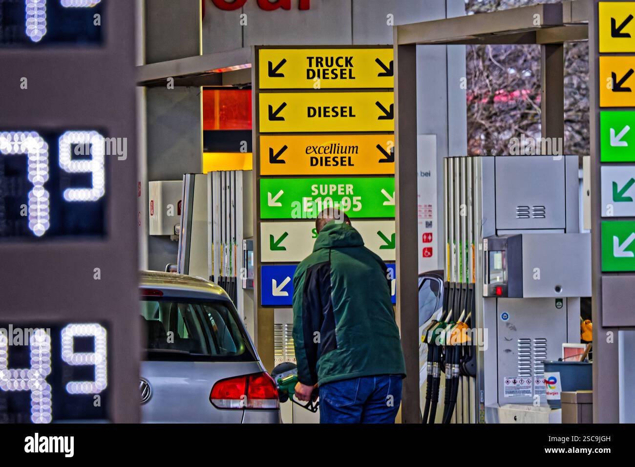 Hoffentlich ist gerade ein günstiger Augenblick um zu Tanken. Mit dem ...