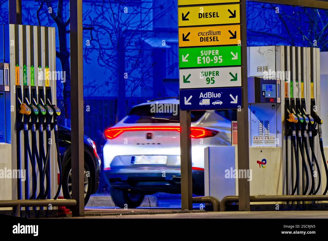 Hoffentlich ist gerade ein günstiger Augenblick um zu Tanken. Mit dem ...