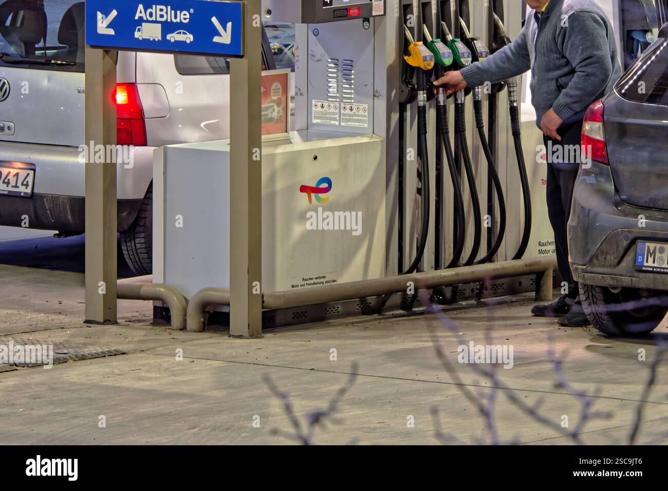 Hoffentlich ist gerade ein günstiger Augenblick um zu Tanken. Mit dem ...